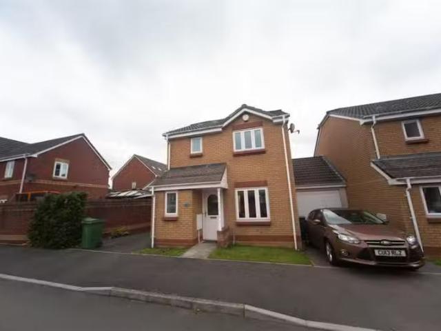 Just in! 3 bedroom detached house for rent in Wyncliffe Garden.