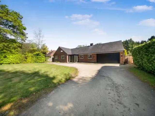 Deal! 3 bedroom detached house for rent in Endwood Drive, Litt.