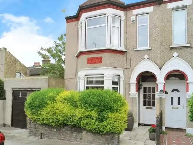 Just in! 3 bedroom End Terrace House to rent, Bostall Lane, Lo.