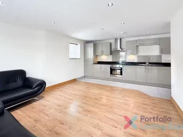 Charming 3 bedroom flat for rent in Calling all Young Families.