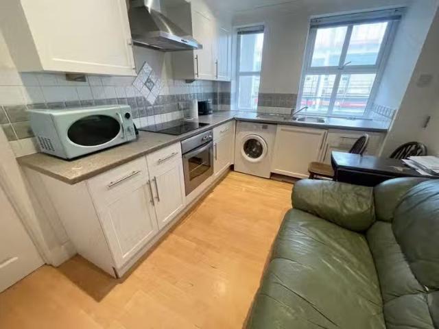 Nice 3 bedroom flat for rent in Student/ Sharer Three Double B.
