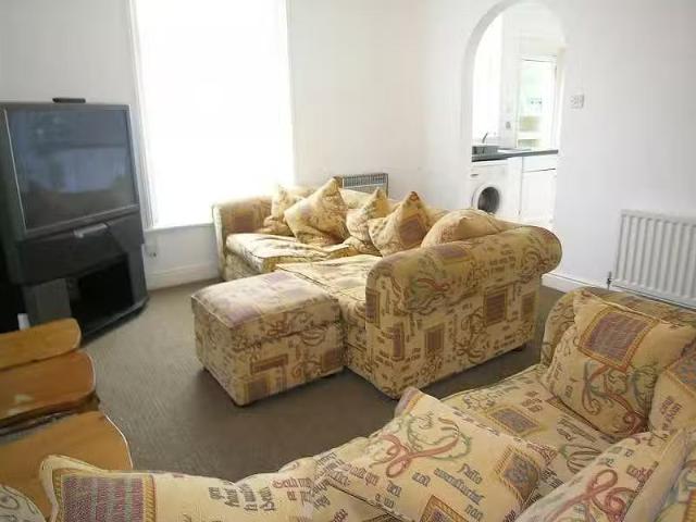 Cheap 3 bedroom house for rent in 3 bedroom Semi Detached Hous.