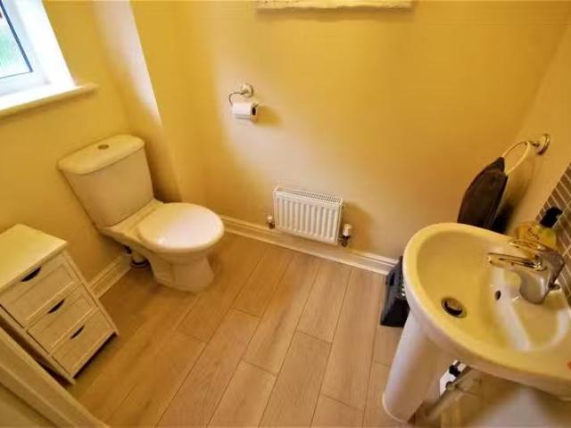 Cozy 3 bedroom link detached house for rent in Cheney Road, Mi.