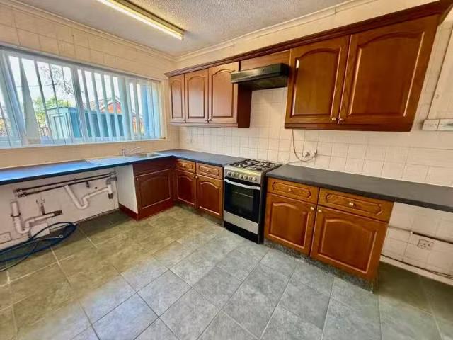 Cozy 3 bedroom maisonette for rent in Blackwood Road, Sutton C.