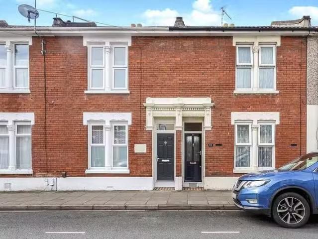 Cozy 3 bedroom Mid Terrace House to rent, Walmer Road, Portsmo.
