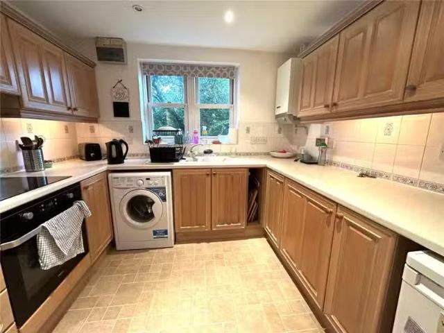 Deal! 3 bedroom semi detached house for rent in Sladesbrook, B.