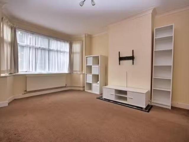 Nice 3 bedroom semi detached house for rent in 22 Hermitage Ro.