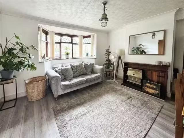 Charming 3 bedroom Semi Detached House to rent, Brooklyn Grove.