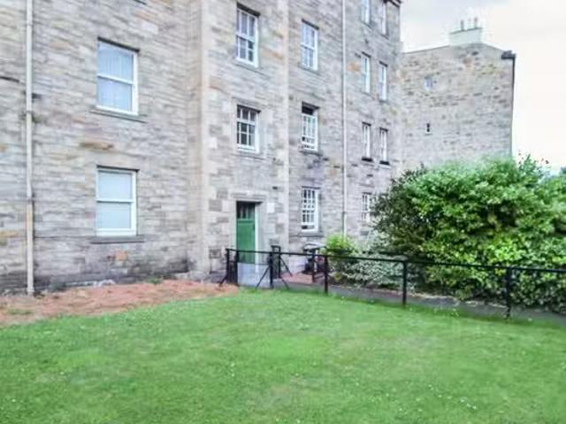 Cheap 3 BR Property to rent in 38/8 Barony Street, Edinburgh.