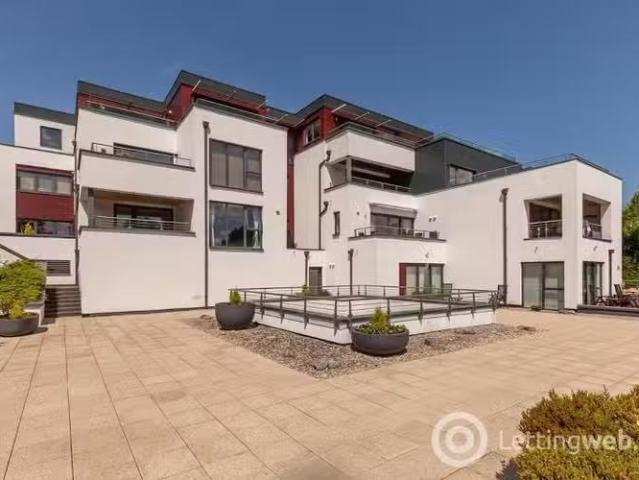 Cozy 3 BR Property to rent in Barnton Avenue West, Edinburgh.