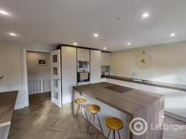 Cheap 3 BR Property to rent in Cavalry Park Drive, Duddingston.