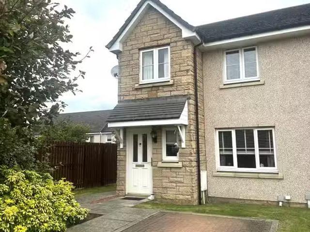 Deal! 3 BR Property to rent in Dolphingstone Court, Prestonpan.