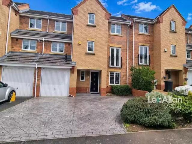 Unique 4 BA 3 bedroom town house for rent in Avon Road, Haleso.