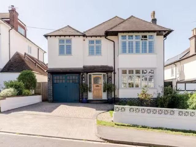 New 4 BA 4 bedroom detached house for rent in The Crescent H.