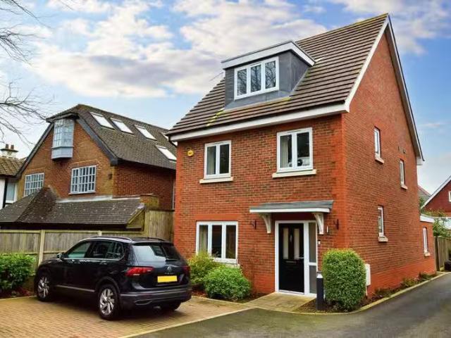 Cozy 4 BA 4 bedroom detached house for rent in Wain Close, St.