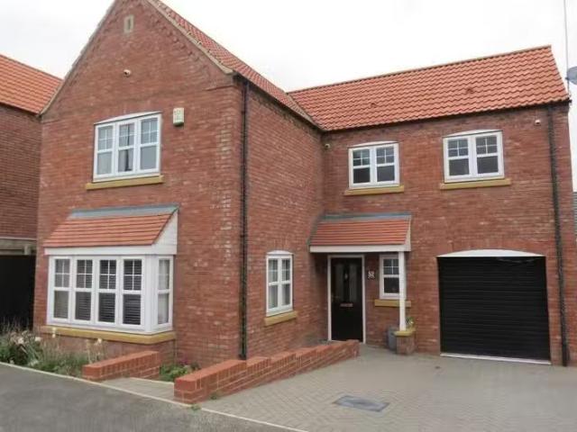 Cozy 4 BA 4 bedroom detached house for rent in West Hill Road.
