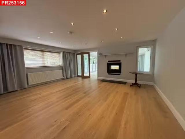 Deal! 4 BA 4 bedroom house for rent in Bagshot – 4 Bedrooms Ho.