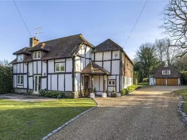 Nice 4 BA 5 bedroom detached house for rent in Gravelpits Lane.