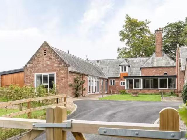 Deal! 4 BA 5 bedroom detached house for rent in Little Gables.
