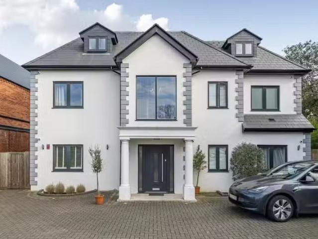Deal! 4 BA 6 bedroom detached house for rent in Elmstead Glade.
