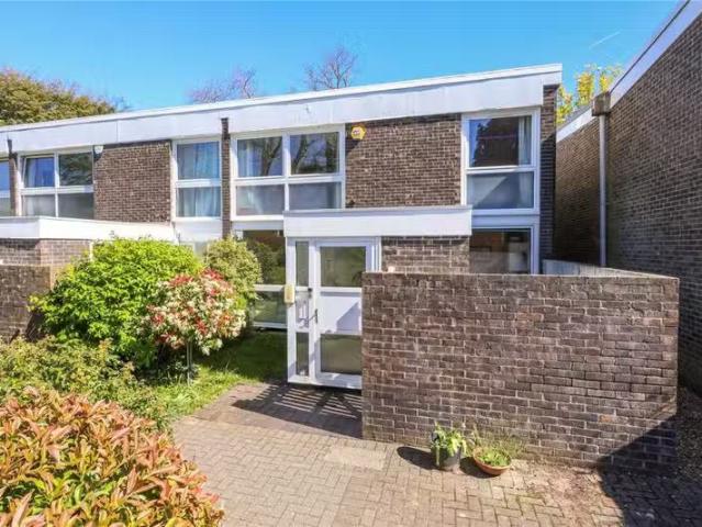 Nice 4 bedroom terraced house for rent in Brackley, Weybridge.