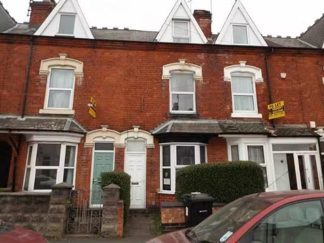 Just in! 4 bedroom terraced house for rent in Harrow Road, Sel.