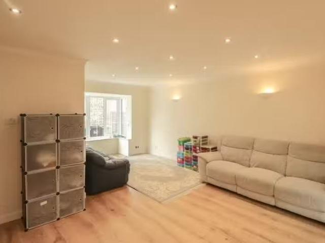For Rent! 4 bedroom detached house for rent in 64 Doggett Road.