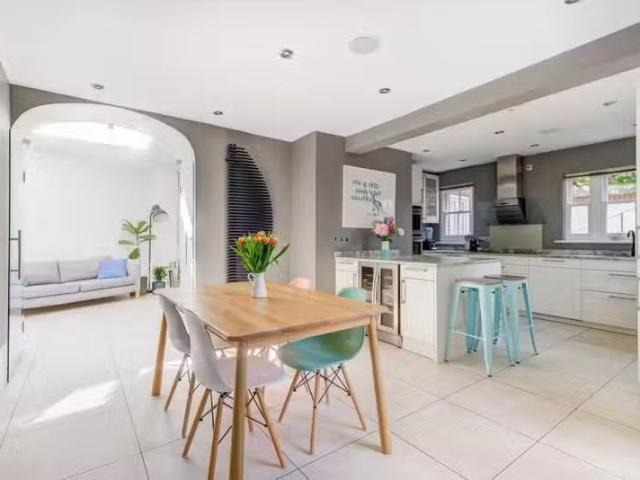 Charming 4 bedroom detached house for rent in King Henrys Road.