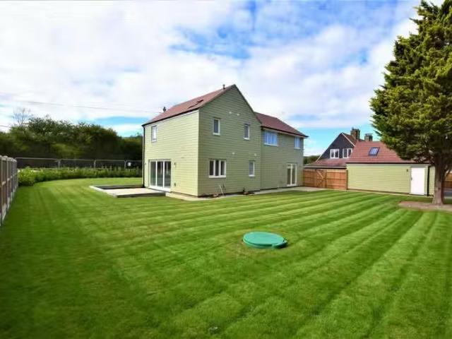 Unique 4 bedroom detached house for rent in Mill Road, Mayland.