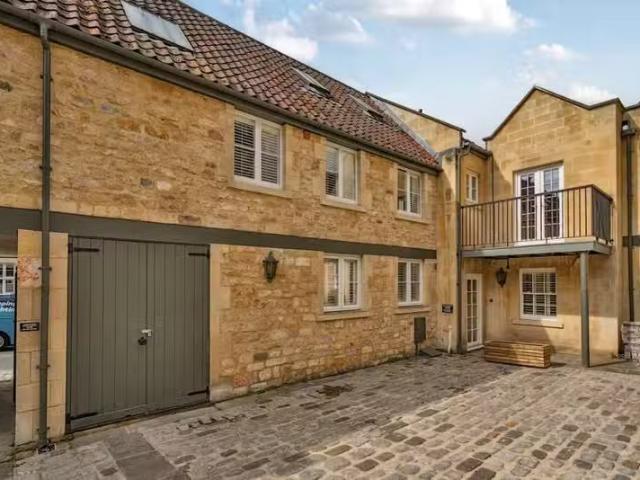 Deal! 4 bedroom mews property for rent in Circus Mews Bath BA1
