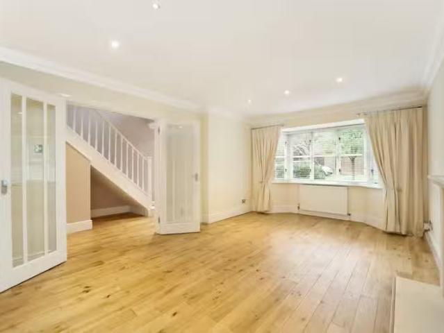 Cheap 4 bedroom property to let in Parnell Gardens, Weybridge.