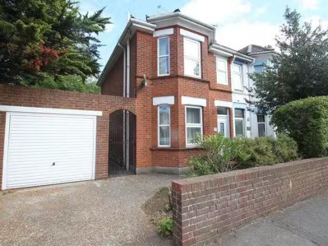 Cozy 4 bedroom semi detached house for rent in Charminster, St.