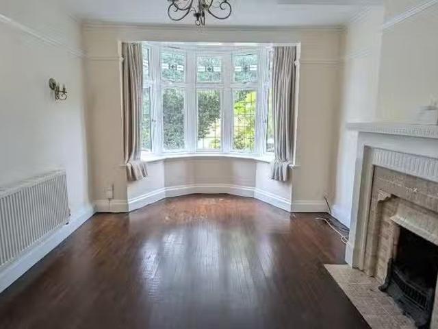 Unique 4 bedroom semi detached house for rent in Cotton Lane.