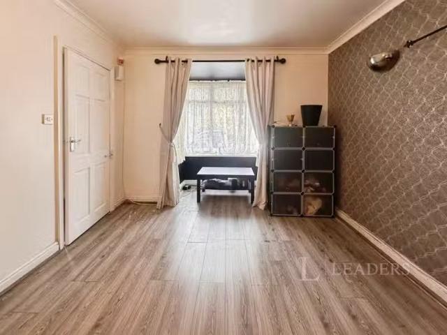 Just in! 4 bedroom semi detached house for rent in Wardend Roa.