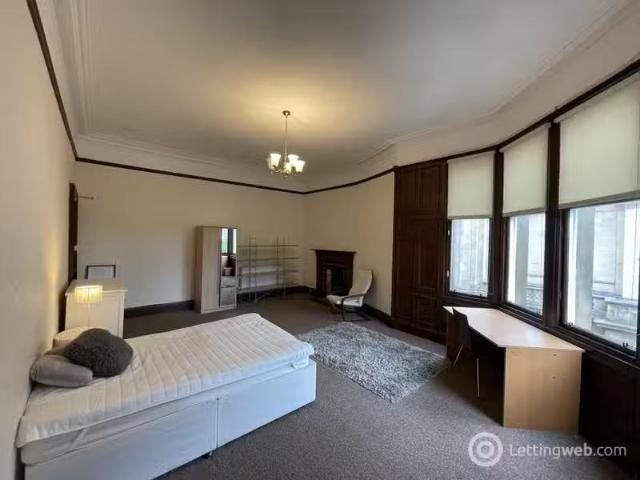 Charming 4 BR Property to rent in Flat 4, 13 Bank Street, Edin.