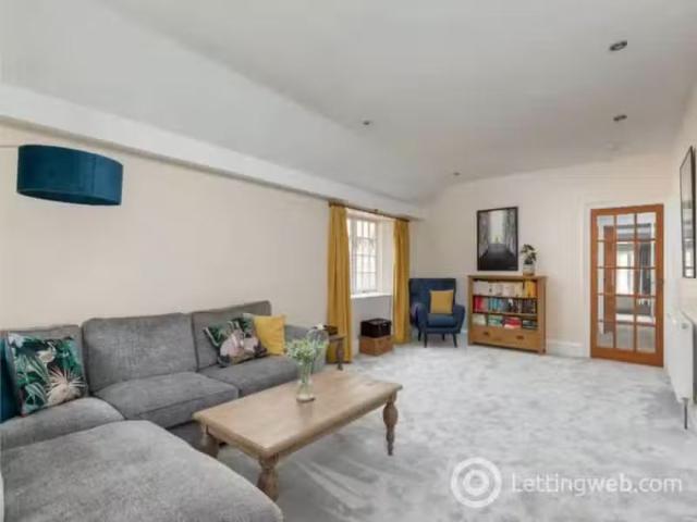 For Rent! 4 BR Property to rent in Gloucester Lane, New Town