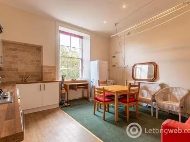 Cozy 4 BR Property to rent in South Oxford Street, Edinburgh.