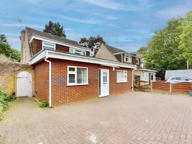 Cozy 5 BA 5 bedroom detached house for rent in Woking, GU22