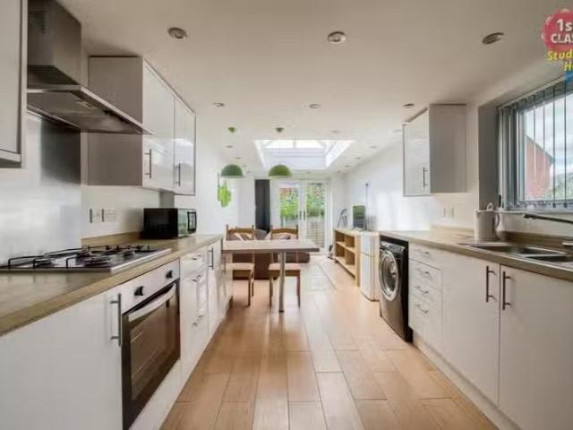 Unique 5 BA 5 bedroom terraced house for rent in Humber Avenue.