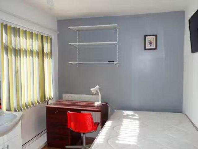 Unique 5 bedroom terraced house for rent in Metchley Drive, Ha.