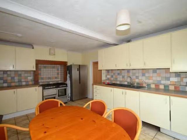 Deal! 5 bedroom detached house for rent in Columbia Road, Ensb.
