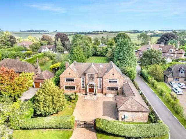 Unique 5 bedroom detached house for rent in High Drive, Woldin.