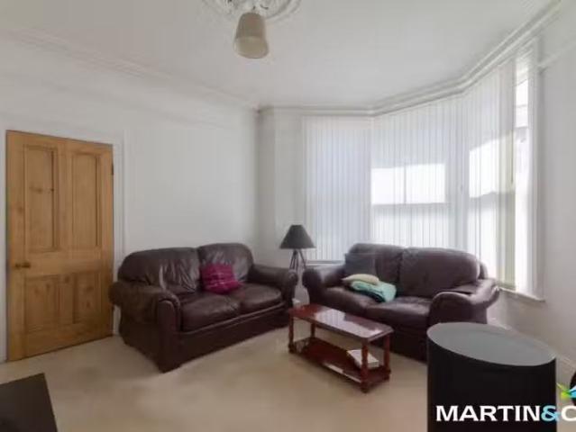Just in! 5 bedroom end of terrace house for rent in Station Ro.