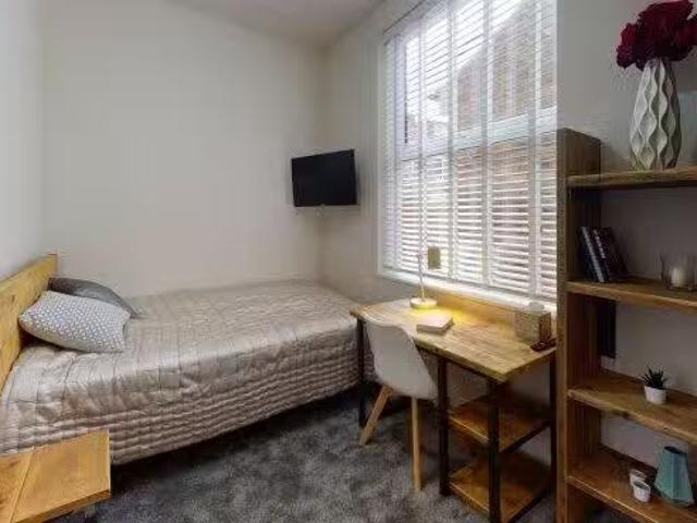 Cozy 5 bedroom house share for rent in Carlyle Road, B16