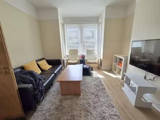 Deal! 5 bedroom semi detached house for rent in Northcote Road.