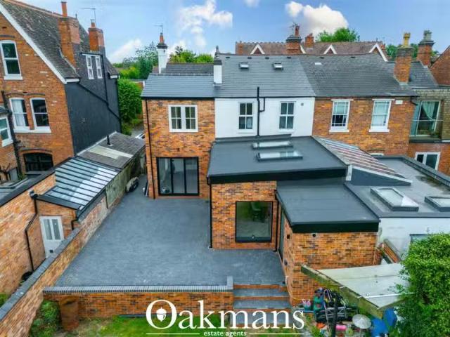 Unique 5 bedroom semi detached house for rent in Lonsdale Road.