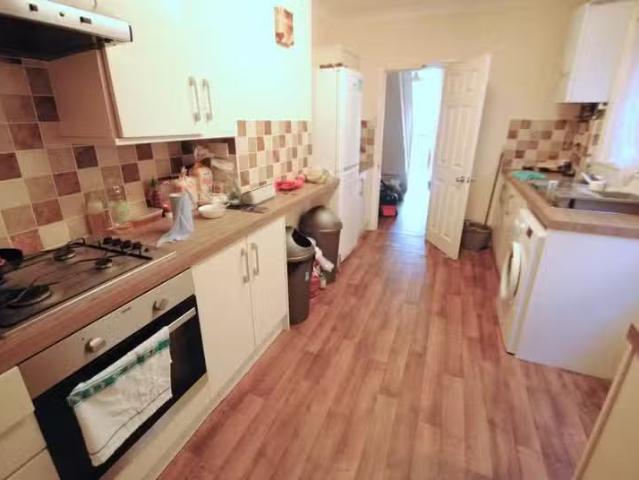 Cheap 5 bedroom semi detached house for rent in Semi Detached.