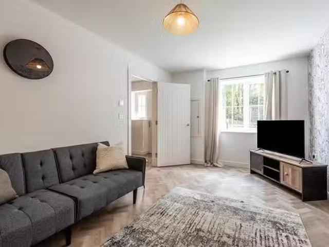 Charming 5 BR Lacewood Close