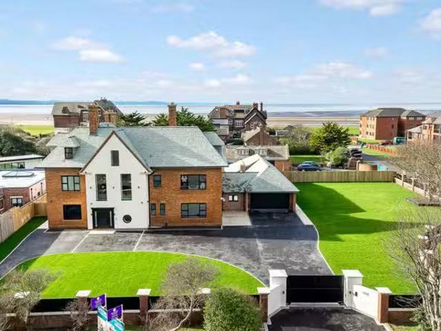 Cheap 6 BA 7 bedroom detached house for rent in Park Drive, Cr.