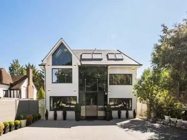 For Rent! 6 BA 5 bedroom detached house for rent in Waggon Roa.